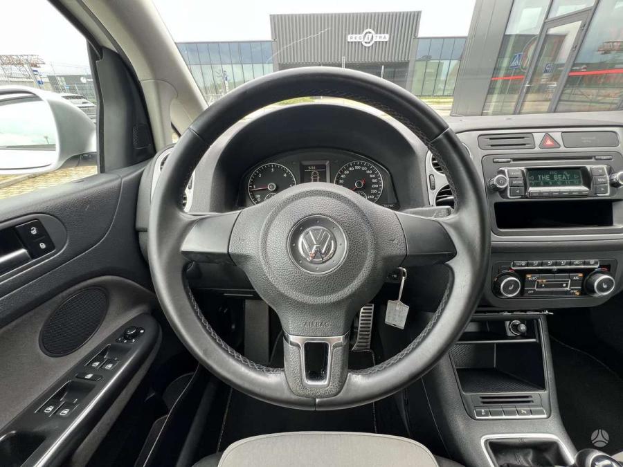 White Volkswagen Golf Plus Cross 2012 in Siauliai, with an engine capacity of 1.60 L and mileage of 185 thousand km for 4900 €, photo 14 on AUTOMOTO.COM.LV