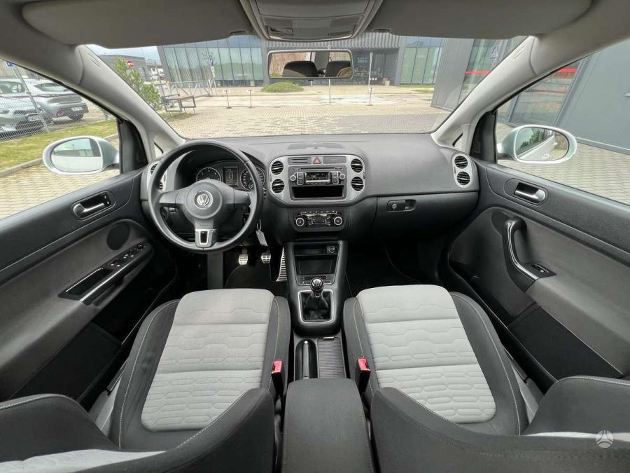White Volkswagen Golf Plus Cross 2012 in Siauliai, with an engine capacity of 1.60 L and mileage of 185 thousand km for 4900 €, photo 15 on AUTOMOTO.COM.LV