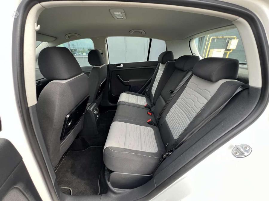 White Volkswagen Golf Plus Cross 2012 in Siauliai, with an engine capacity of 1.60 L and mileage of 185 thousand km for 4900 €, photo 17 on AUTOMOTO.COM.LV