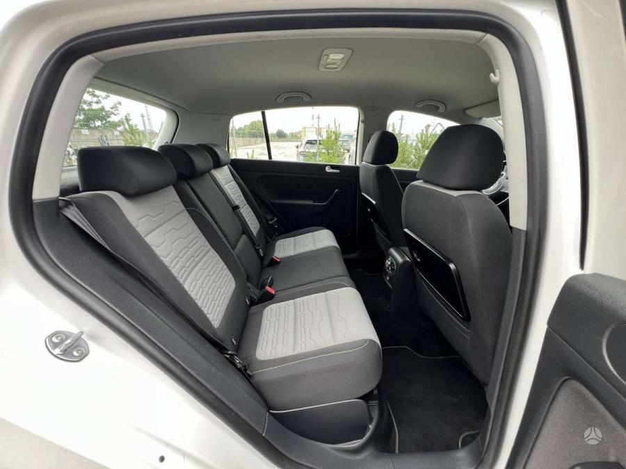 White Volkswagen Golf Plus Cross 2012 in Siauliai, with an engine capacity of 1.60 L and mileage of 185 thousand km for 4900 €, photo 18 on AUTOMOTO.COM.LV