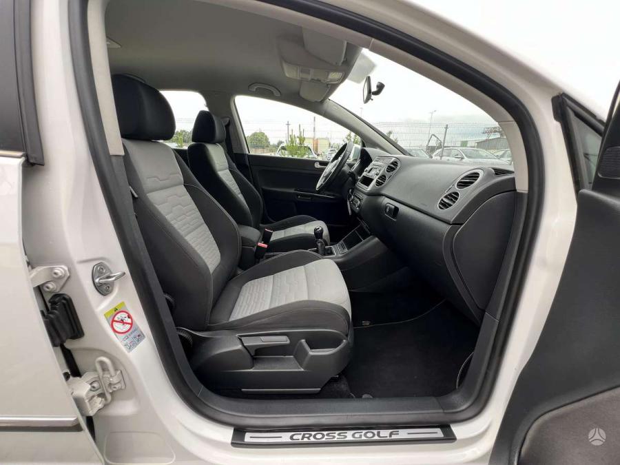 White Volkswagen Golf Plus Cross 2012 in Siauliai, with an engine capacity of 1.60 L and mileage of 185 thousand km for 4900 €, photo 19 on AUTOMOTO.COM.LV