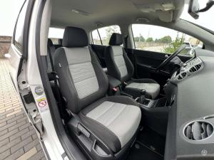 White Volkswagen Golf Plus Cross 2012 in Siauliai, with an engine capacity of 1.60 L and mileage of 185 thousand km for 4900 €, photo 20 on AUTOMOTO.COM.LV