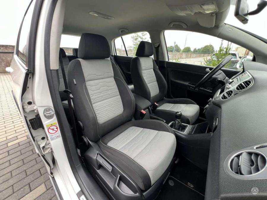 White Volkswagen Golf Plus Cross 2012 in Siauliai, with an engine capacity of 1.60 L and mileage of 185 thousand km for 4900 €, photo 20 on AUTOMOTO.COM.LV
