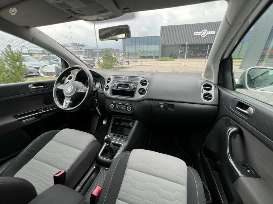 White Volkswagen Golf Plus Cross 2012 in Siauliai, with an engine capacity of 1.60 L and mileage of 185 thousand km for 4900 €, photo 21 on AUTOMOTO.COM.LV