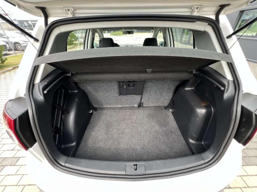White Volkswagen Golf Plus Cross 2012 in Siauliai, with an engine capacity of 1.60 L and mileage of 185 thousand km for 4900 €, photo 22 on AUTOMOTO.COM.LV