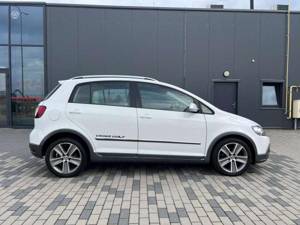 White Volkswagen Golf Plus Cross 2012 in Siauliai, with an engine capacity of 1.60 L and mileage of 185 thousand km for 4900 €, photo 5 on AUTOMOTO.COM.LV