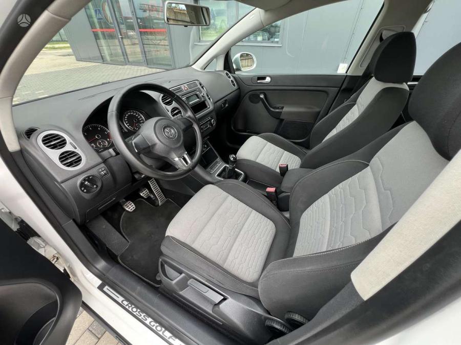 White Volkswagen Golf Plus Cross 2012 in Siauliai, with an engine capacity of 1.60 L and mileage of 185 thousand km for 4900 €, photo 12 on AUTOMOTO.COM.LV