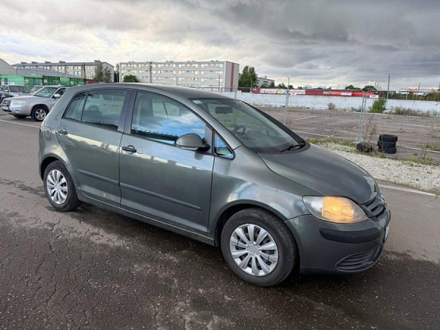Green Volkswagen Golf Plus 2006 in Tallinn, with an engine capacity of 1.40 L and mileage of 193 thousand km for 999 €, photo 1 on AUTOMOTO.COM.LV