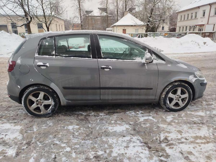 Pelēks Volkswagen Golf Plus 2005 Kauņa, ar dzinēja tilpumu 1.90 L un nobraukumu 277 tūkst. km par 550 €, foto 1 vietnē AUTOMOTO.COM.LV