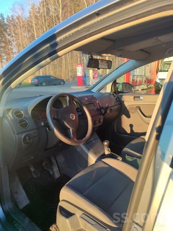 Pelēks Volkswagen Golf Plus 2005 Rīga, ar dzinēja tilpumu 1.90 L un nobraukumu 229 tūkst. km par 2900 €, foto 3 vietnē AUTOMOTO.COM.LV