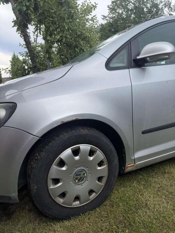 Grey Volkswagen Golf Plus 2005 in Mazeikiai, with an engine capacity of 1.90 L and mileage of 176 thousand km for 1200 €, photo 6 on AUTOMOTO.COM.LV