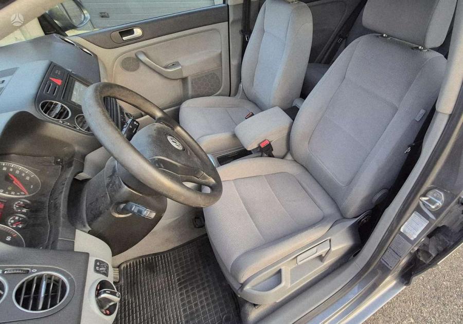 Pelēks Volkswagen Golf Plus 2005 Viļņa, ar dzinēja tilpumu 1.97 L un nobraukumu 280 tūkst. km par 1900 €, foto 10 vietnē AUTOMOTO.COM.LV