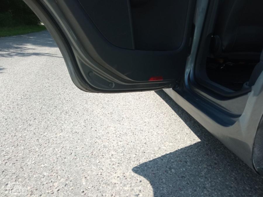 Grey Volkswagen Golf Plus 2005 in Vilnius, with an engine capacity of 1.90 L and mileage of 294 thousand km for 1590 €, photo 17 on AUTOMOTO.COM.LV