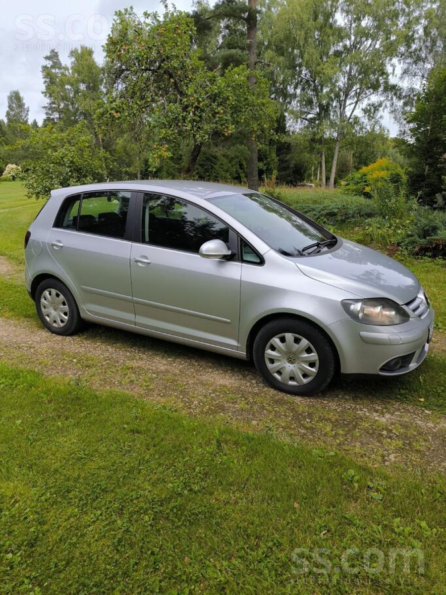 Pelēks Volkswagen Golf Plus 2005 Ogre, ar dzinēja tilpumu 1.60 L un nobraukumu 256 tūkst. km par 2886 €, foto 3 vietnē AUTOMOTO.COM.LV