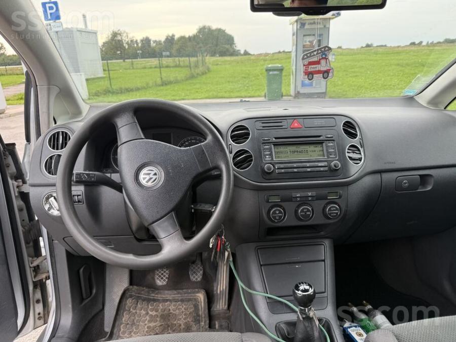 Grey Volkswagen Golf Plus 2005 in Bauska, with an engine capacity of 1.90 L and mileage of 391 thousand km for 1290 €, photo 5 on AUTOMOTO.COM.LV