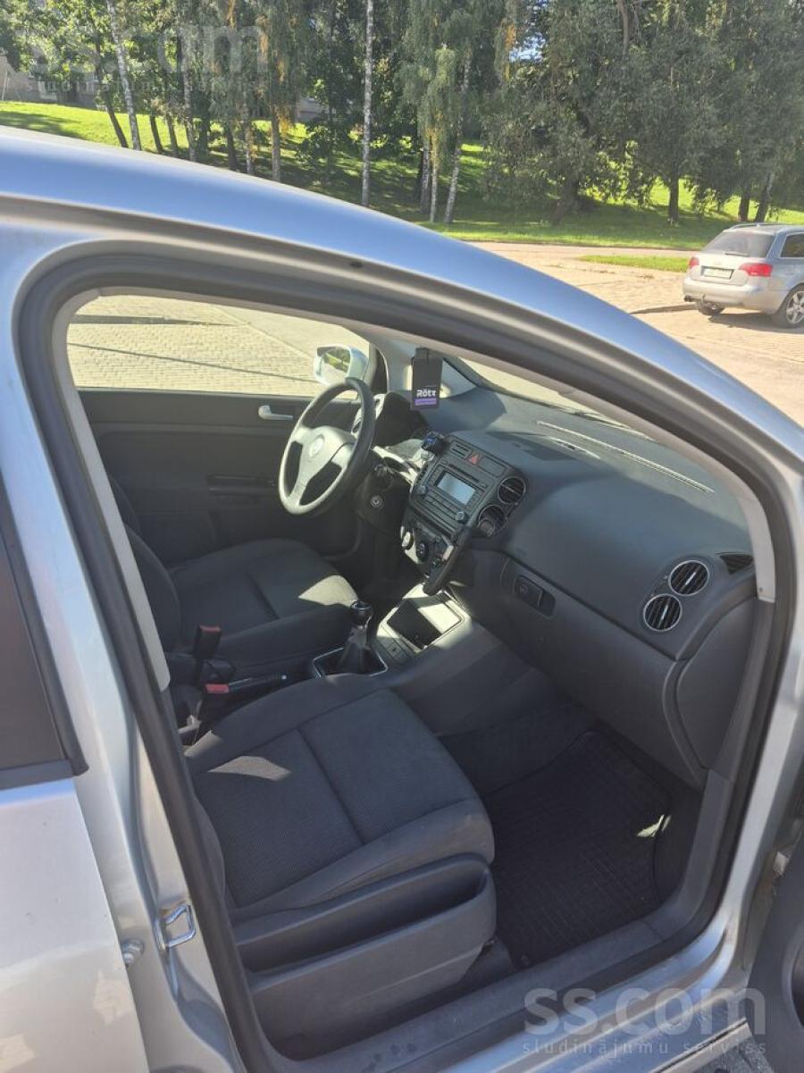 Pelēks Volkswagen Golf Plus 2005 Rēzekne, ar dzinēja tilpumu 1.90 L un nobraukumu 370 tūkst. km par 1550 €, foto 13 vietnē AUTOMOTO.COM.LV