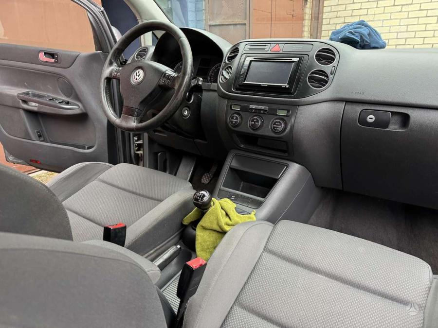 Grey Volkswagen Golf Plus 2006 in Alytus, with an engine capacity of 1.97 L and mileage of 310 thousand km for 2899 €, photo 16 on AUTOMOTO.COM.LV