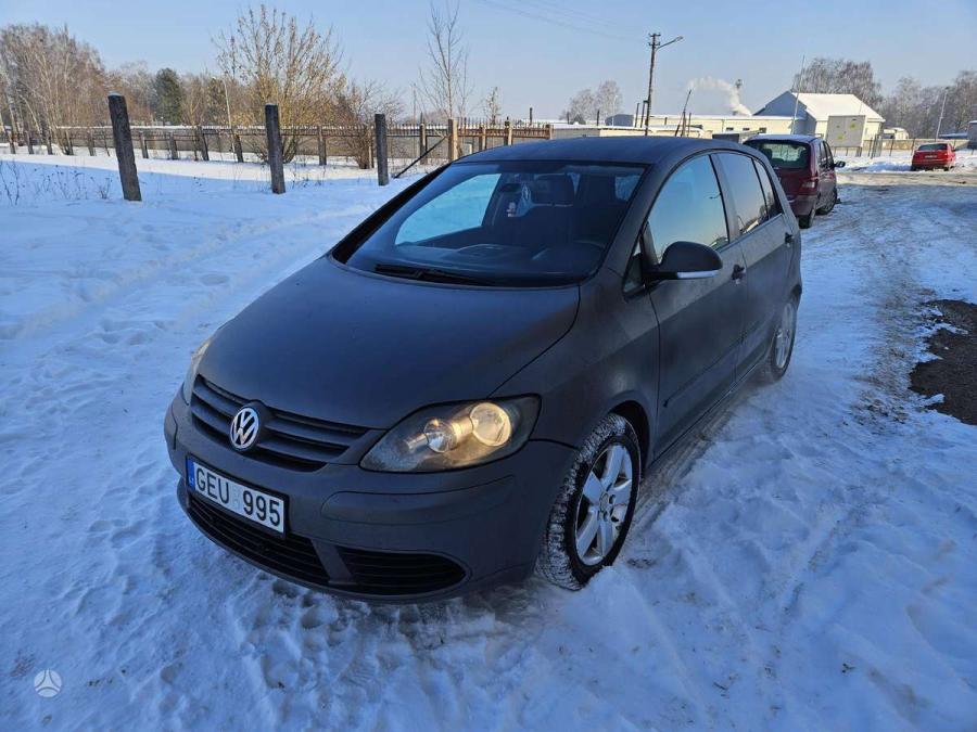 Grey Volkswagen Golf Plus 2006 in Prienai, with an engine capacity of 1.90 L and mileage of 315 thousand km for 1350 €, photo 3 on AUTOMOTO.COM.LV