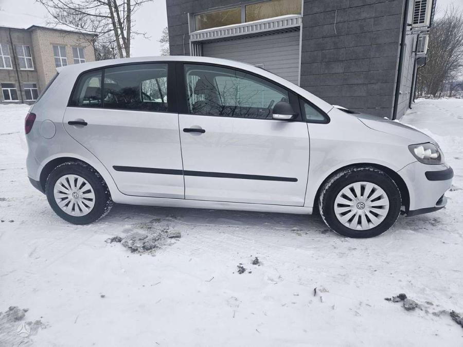 Pelēks Volkswagen Golf Plus 2006 Radviliškis, ar dzinēja tilpumu 1.60 L un nobraukumu 135 tūkst. km par 3500 €, foto 2 vietnē AUTOMOTO.COM.LV
