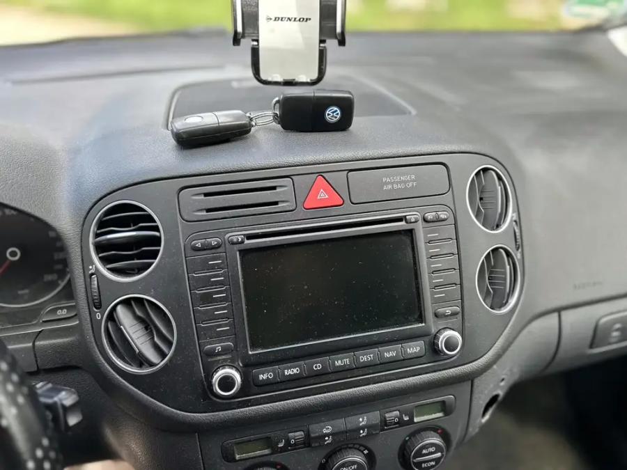 Grey Volkswagen Golf Plus 2006 in Grobiņa, with an engine capacity of 2.00 L and mileage of 308 thousand km for 2000 €, photo 11 on AUTOMOTO.COM.LV