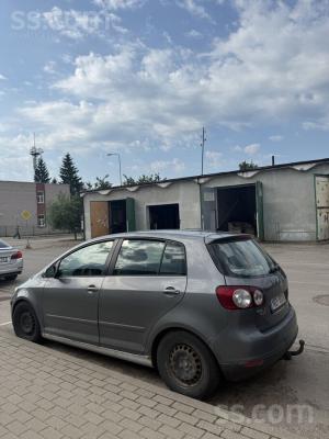 Pelēks Volkswagen Golf Plus 2006 Daugavpils, ar dzinēja tilpumu 2.00 L un nobraukumu 245 tūkst. km par 1200 €, foto 3 vietnē AUTOMOTO.COM.LV