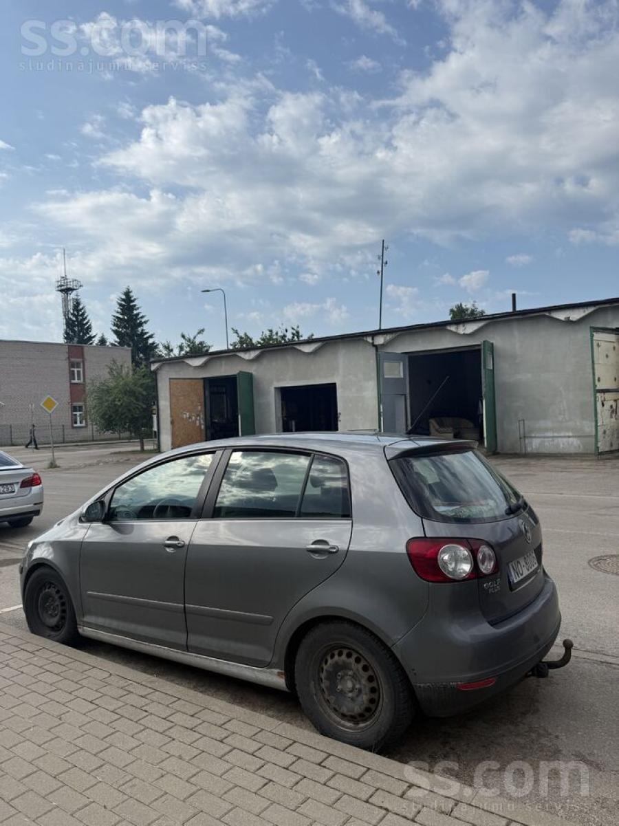Pelēks Volkswagen Golf Plus 2006 Daugavpils, ar dzinēja tilpumu 2.00 L un nobraukumu 245 tūkst. km par 1200 €, foto 3 vietnē AUTOMOTO.COM.LV