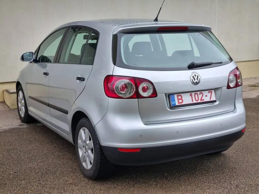 Grey Volkswagen Golf Plus 2006 in Ogre, with an engine capacity of 1.60 L and mileage of 218 thousand km for 3850 €, photo 7 on AUTOMOTO.COM.LV