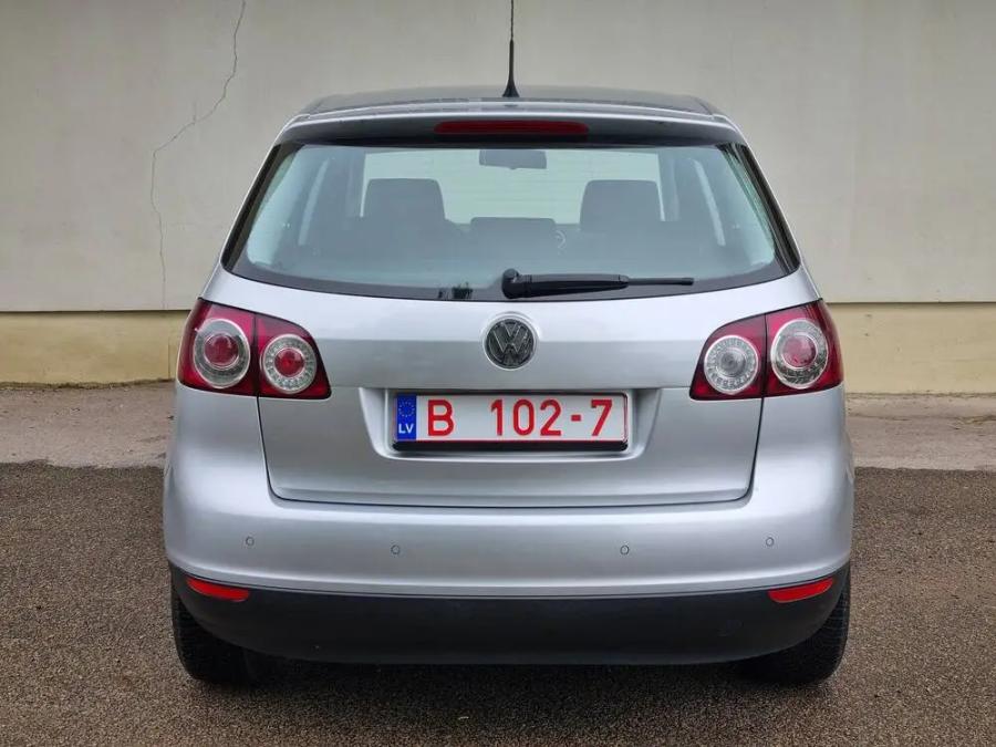 Grey Volkswagen Golf Plus 2006 in Ogre, with an engine capacity of 1.60 L and mileage of 218 thousand km for 3850 €, photo 8 on AUTOMOTO.COM.LV