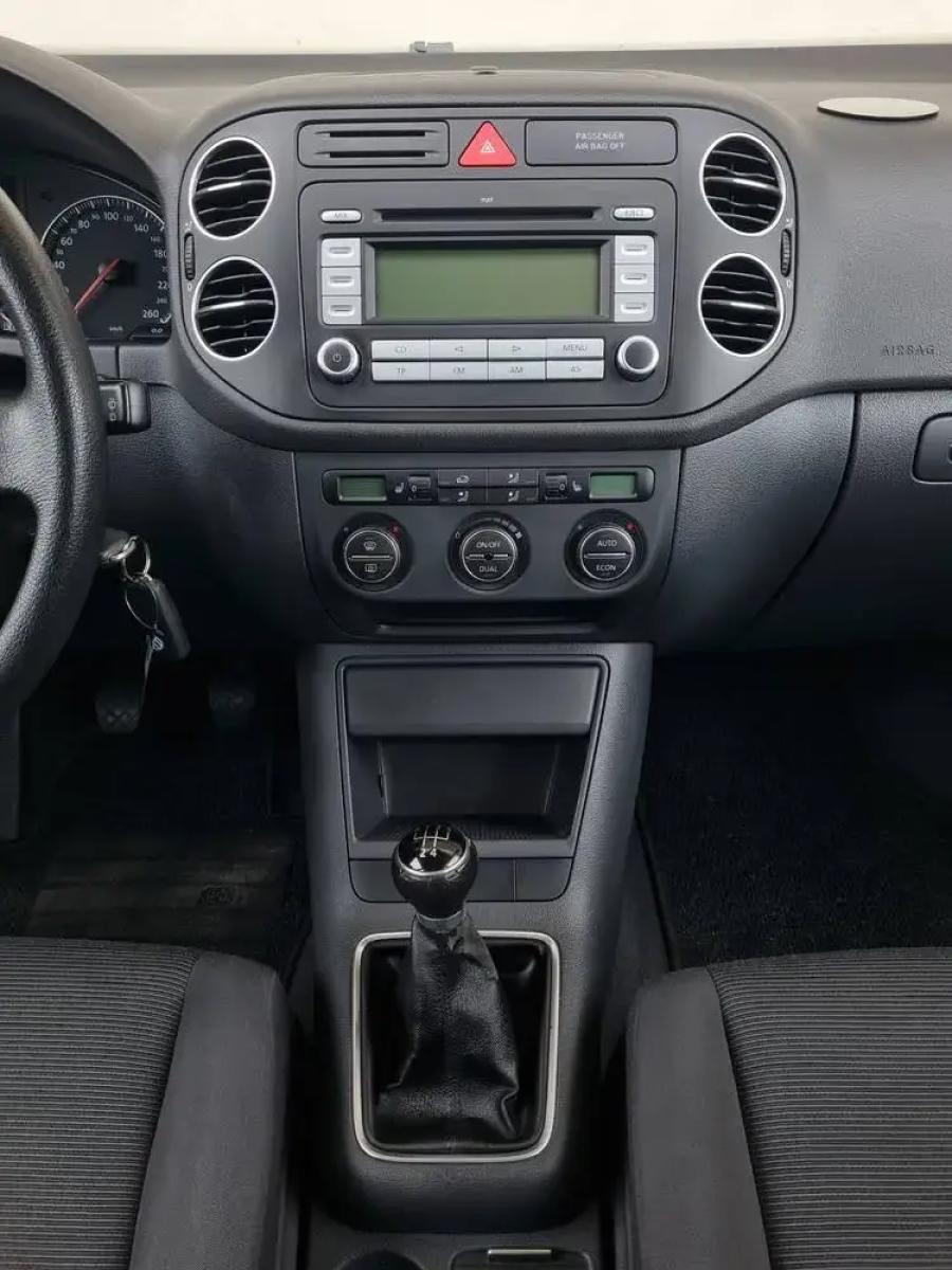 Grey Volkswagen Golf Plus 2006 in Ogre, with an engine capacity of 1.60 L and mileage of 218 thousand km for 3850 €, photo 15 on AUTOMOTO.COM.LV