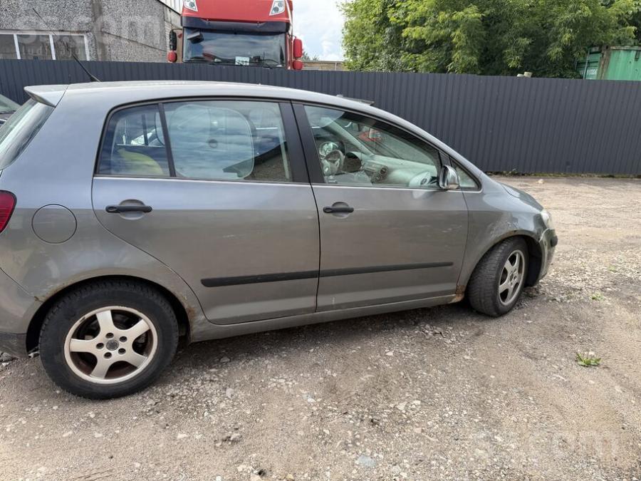 Grey Volkswagen Golf Plus 2006 in Riga, with an engine capacity of 1.60 L and mileage of 284 thousand km for 750 €, photo 4 on AUTOMOTO.COM.LV