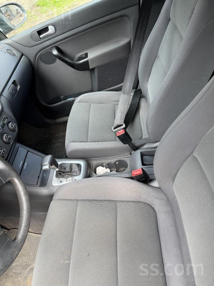 Grey Volkswagen Golf Plus 2006 in Riga, with an engine capacity of 1.60 L and mileage of 284 thousand km for 750 €, photo 8 on AUTOMOTO.COM.LV