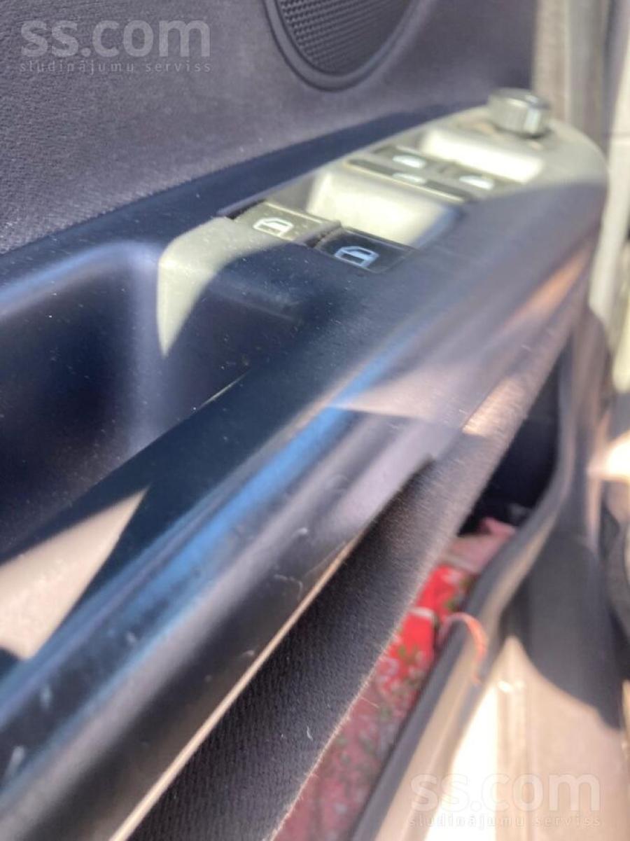 Grey Volkswagen Golf Plus 2006 in Riga, with an engine capacity of 2.00 L and mileage of 323 thousand km for 1400 €, photo 12 on AUTOMOTO.COM.LV