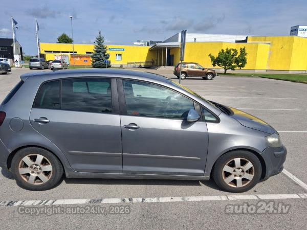 Pelēks Volkswagen Golf Plus 2006 Pērnava, ar dzinēja tilpumu 1.90 L un nobraukumu 360 tūkst. km par 1300 €, foto 4 vietnē AUTOMOTO.COM.LV