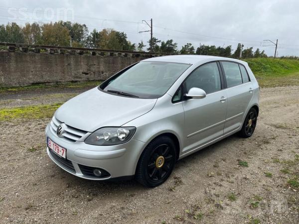 Grey Volkswagen Golf Plus 2006 in Tukums, with an engine capacity of 1.60 L and mileage of 372 thousand km for 2190 €, photo 3 on AUTOMOTO.COM.LV