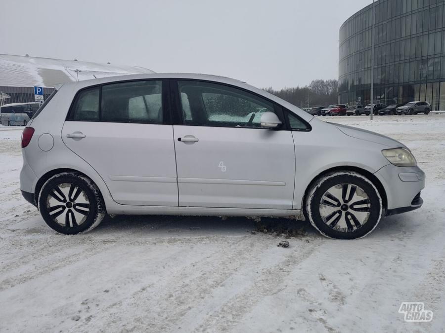 Pelēks Volkswagen Golf Plus 2007 Šauļi, ar dzinēja tilpumu 2.00 L un nobraukumu 300 tūkst. km par 2200 €, foto 6 vietnē AUTOMOTO.COM.LV