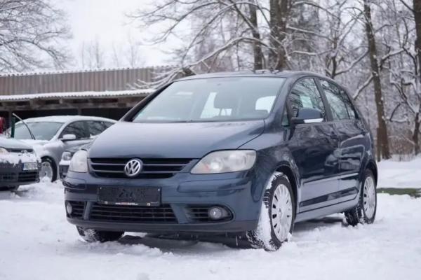 Grey Volkswagen Golf Plus 2007 in Grobiņa, with an engine capacity of 1.90 L and mileage of 267 thousand km for 4250 €, photo 1 on AUTOMOTO.COM.LV