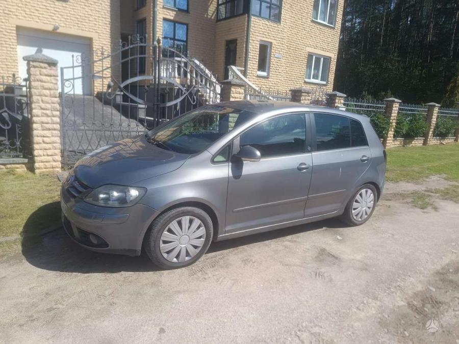 Grey Volkswagen Golf Plus 2008 in Kaunas, with an engine capacity of 1.97 L and mileage of 352 thousand km for 1450 €, photo 1 on AUTOMOTO.COM.LV
