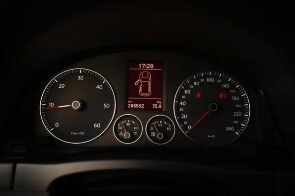 Pelēks Volkswagen Golf Plus 2008 Jelgava, ar dzinēja tilpumu 2.00 L un nobraukumu 285 tūkst. km par 4600 €, foto 10 vietnē AUTOMOTO.COM.LV