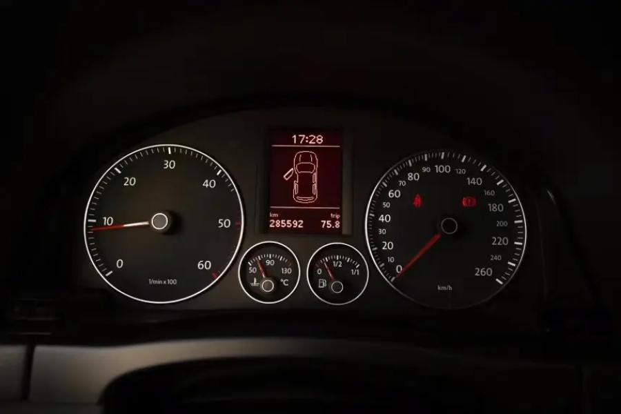 Pelēks Volkswagen Golf Plus 2008 Jelgava, ar dzinēja tilpumu 2.00 L un nobraukumu 285 tūkst. km par 4600 €, foto 11 vietnē AUTOMOTO.COM.LV
