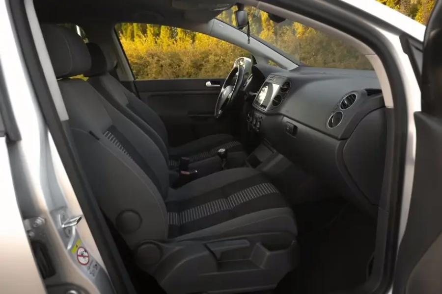 Pelēks Volkswagen Golf Plus 2008 Jelgava, ar dzinēja tilpumu 2.00 L un nobraukumu 285 tūkst. km par 4600 €, foto 15 vietnē AUTOMOTO.COM.LV