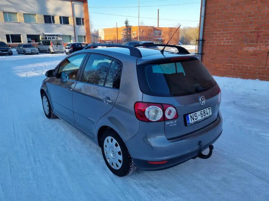 Grey Volkswagen Golf Plus 2008 in Jekabpils, with an engine capacity of 1.90 L and mileage of 283 thousand km for 4150 €, photo 7 on AUTOMOTO.COM.LV