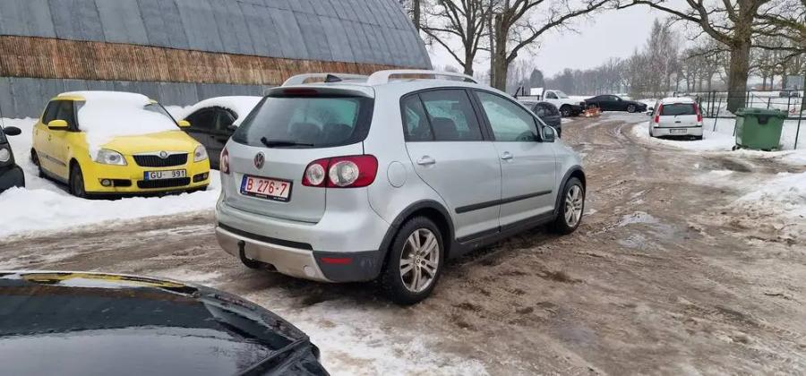 Pelēks Volkswagen Golf Plus 2008 Valmiera, ar dzinēja tilpumu 2.00 L un nobraukumu 391 tūkst. km par 2500 €, foto 4 vietnē AUTOMOTO.COM.LV