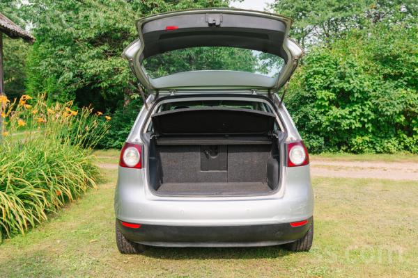 Grey Volkswagen Golf Plus 2008 in Liepaja, with an engine capacity of 1.90 L and mileage of 346 thousand km for 2250 €, photo 10 on AUTOMOTO.COM.LV