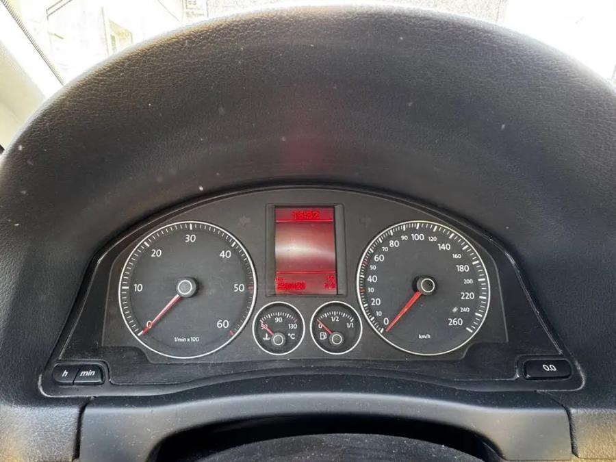 Pelēks Volkswagen Golf Plus 2008 Daugavpils, ar dzinēja tilpumu 2.00 L un nobraukumu 220 tūkst. km par 3750 €, foto 19 vietnē AUTOMOTO.COM.LV