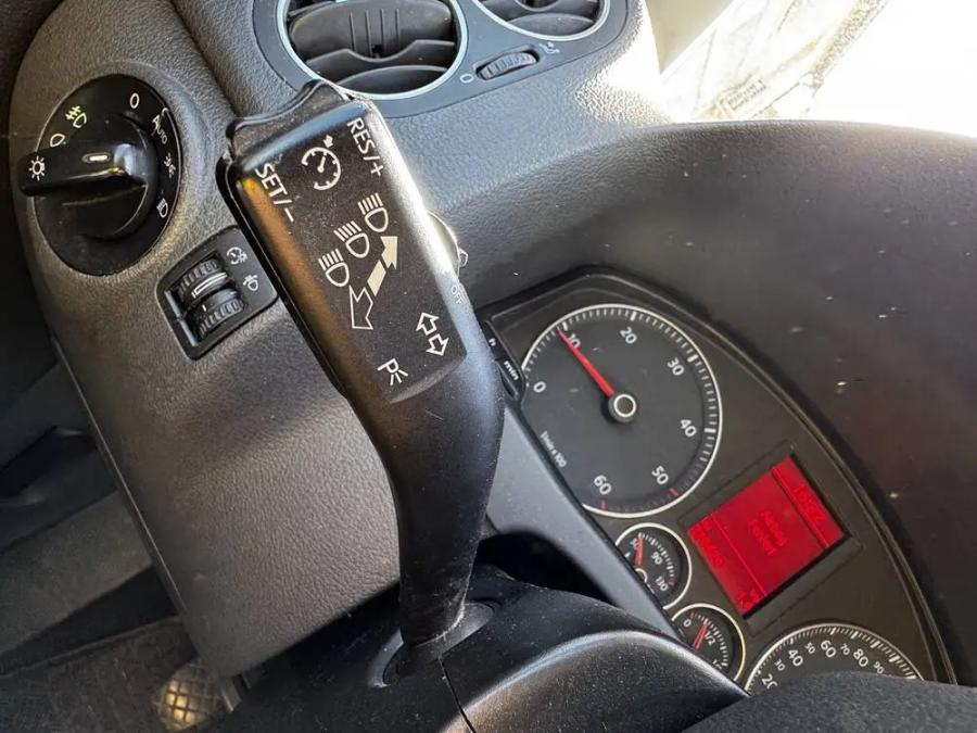 Pelēks Volkswagen Golf Plus 2008 Daugavpils, ar dzinēja tilpumu 2.00 L un nobraukumu 220 tūkst. km par 3750 €, foto 20 vietnē AUTOMOTO.COM.LV