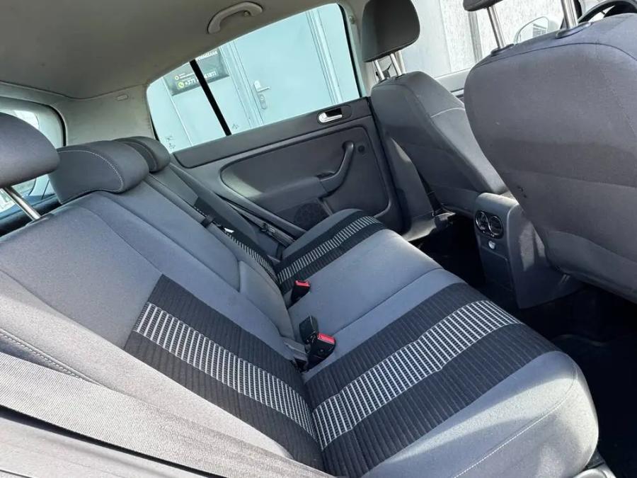 Pelēks Volkswagen Golf Plus 2008 Daugavpils, ar dzinēja tilpumu 2.00 L un nobraukumu 220 tūkst. km par 3750 €, foto 24 vietnē AUTOMOTO.COM.LV