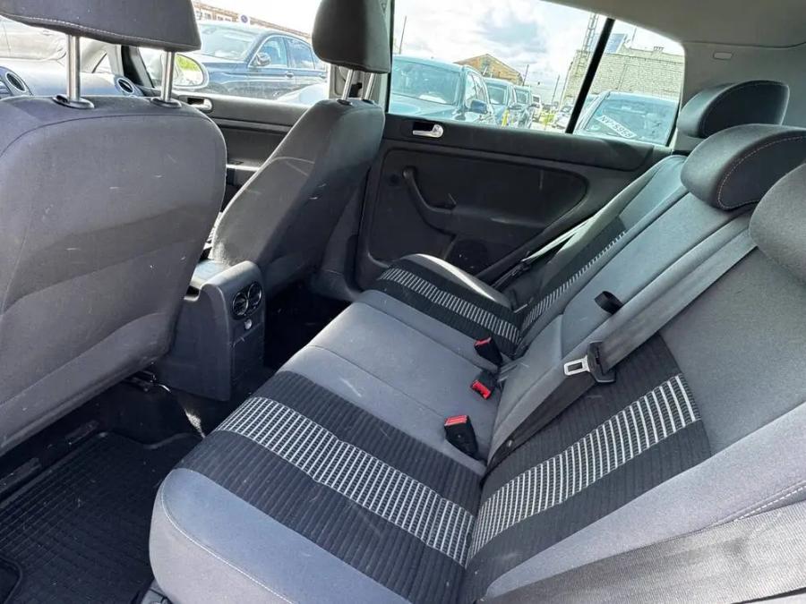 Pelēks Volkswagen Golf Plus 2008 Daugavpils, ar dzinēja tilpumu 2.00 L un nobraukumu 220 tūkst. km par 3750 €, foto 25 vietnē AUTOMOTO.COM.LV