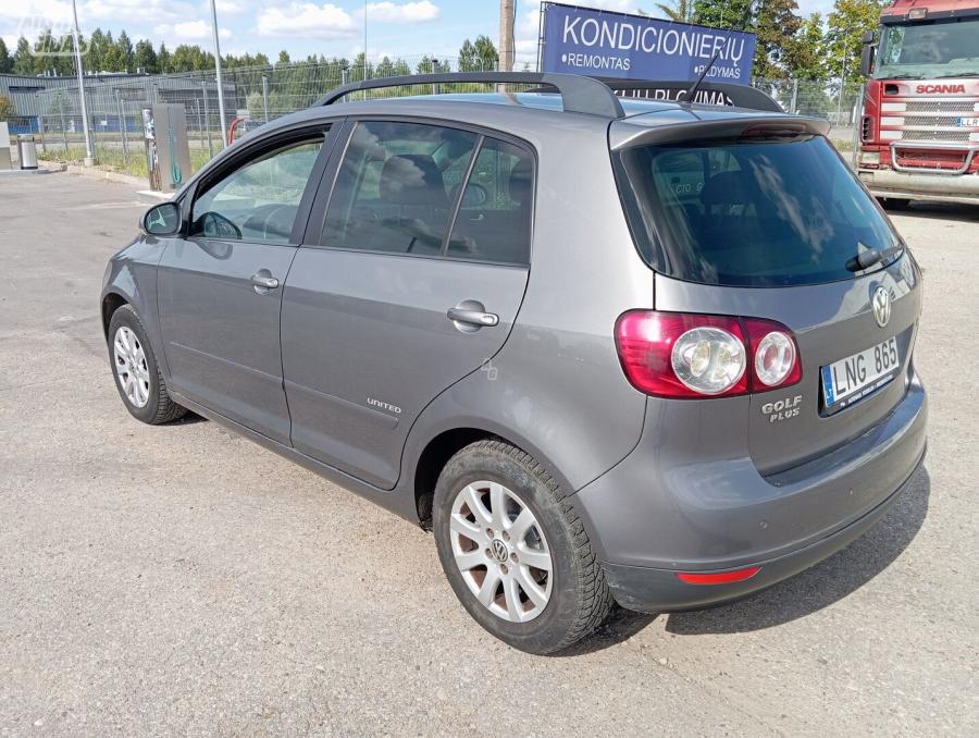 Pelēks Volkswagen Golf Plus 2008 Panevēža, ar dzinēja tilpumu 1.90 L un nobraukumu 348 tūkst. km par 2350 €, foto 4 vietnē AUTOMOTO.COM.LV
