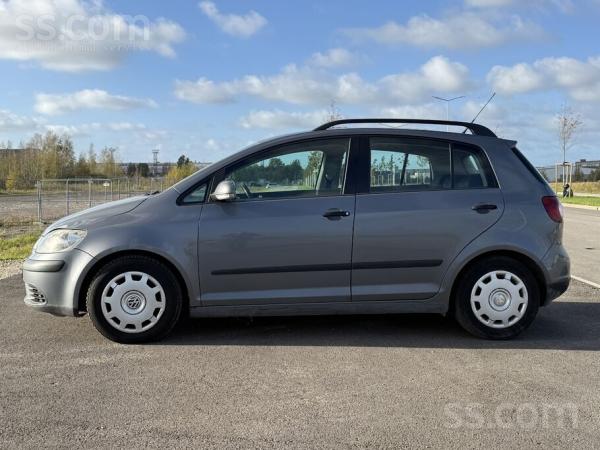 Volkswagen Golf Plus 2008 in Liepaja on AUTOMOTO.COM.LV Grey Volkswagen Golf Plus 2008 in Liepaja, with an engine capacity of 1.90 L and mileage of 278 thousand km for 1400 €, photo 6 on AUTOMOTO.COM.LV