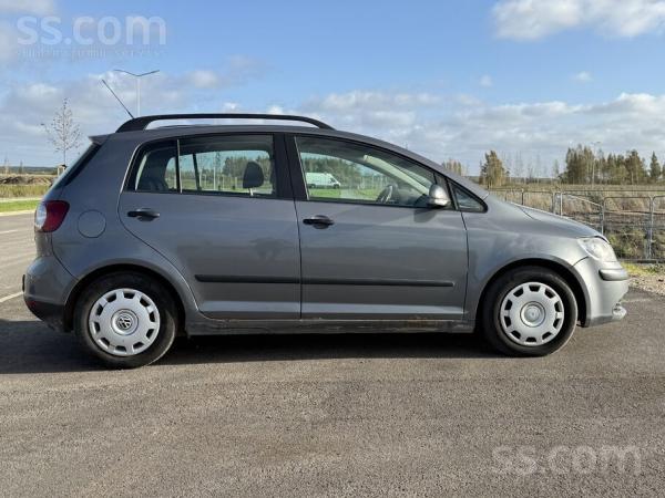 Volkswagen Golf Plus 2008 in Liepaja on AUTOMOTO.COM.LV Grey Volkswagen Golf Plus 2008 in Liepaja, with an engine capacity of 1.90 L and mileage of 278 thousand km for 1400 €, photo 7 on AUTOMOTO.COM.LV